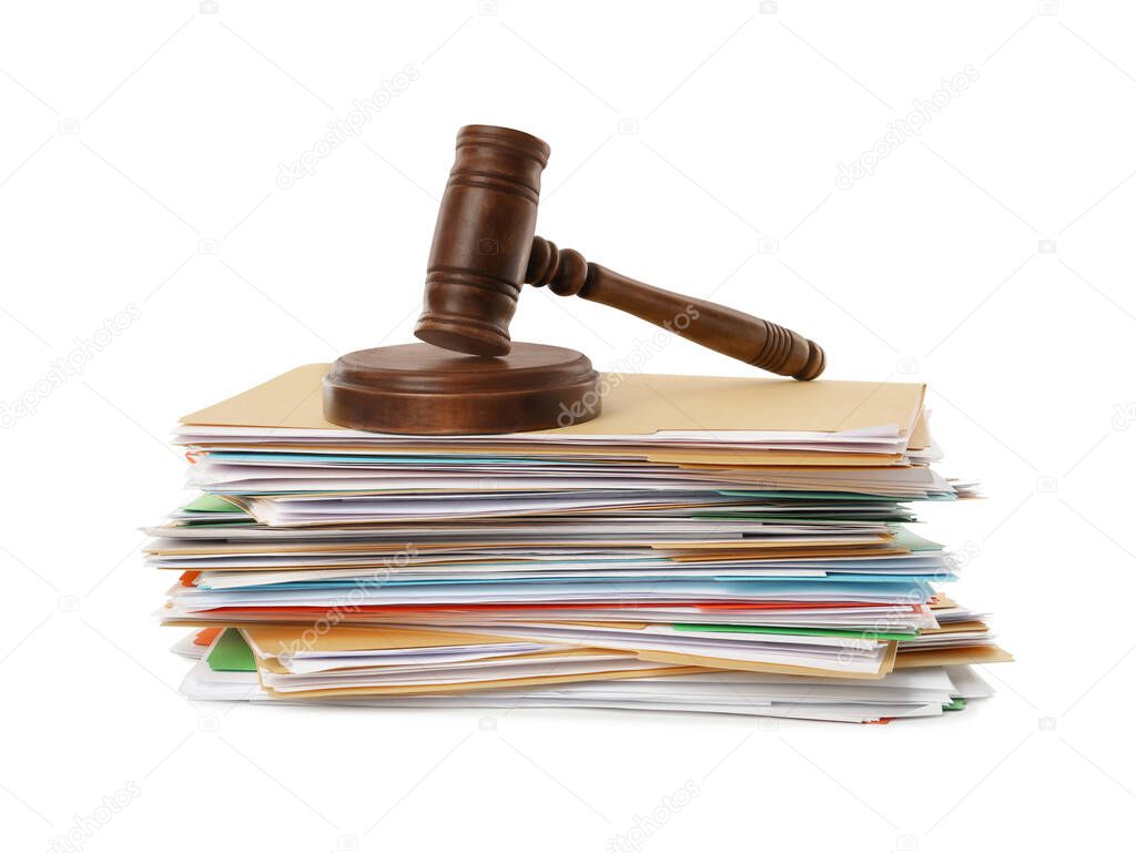 Montón de diferentes archivos con documentos y mazo sobre fondo blanco 2024