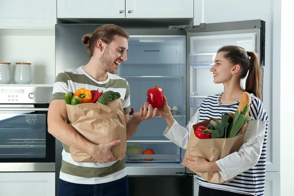 Pareja nevera Stock Photos, Royalty Free Pareja nevera Images ...