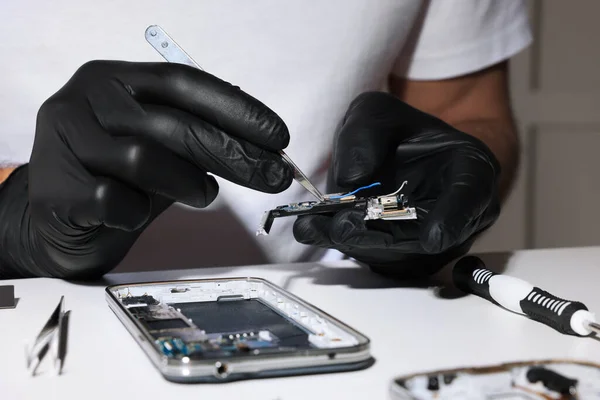 Iphone repair table Stock Photos, Royalty Free Iphone repair table ...