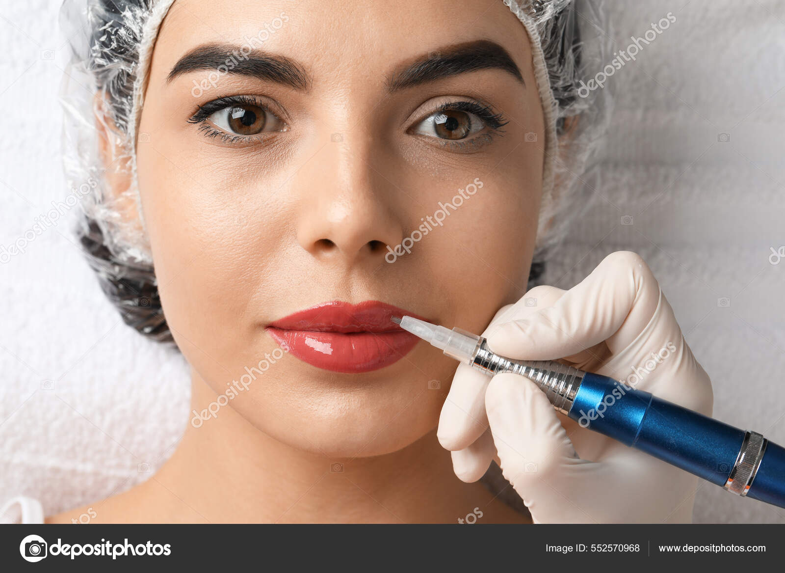 Mujer Joven Sometida Procedimiento Maquillaje Labial Permanente Salón ...