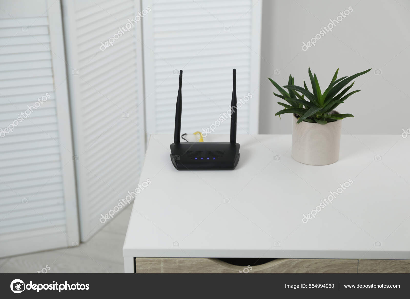 Router Modern Pada Tabel Putih Kamar — Foto Stok © NewAfrica #554994960