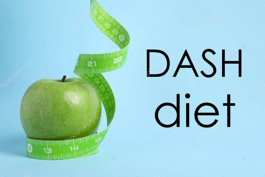 Dieta DASH para detener la hipertensión. Manzana verde madura y cinta ...