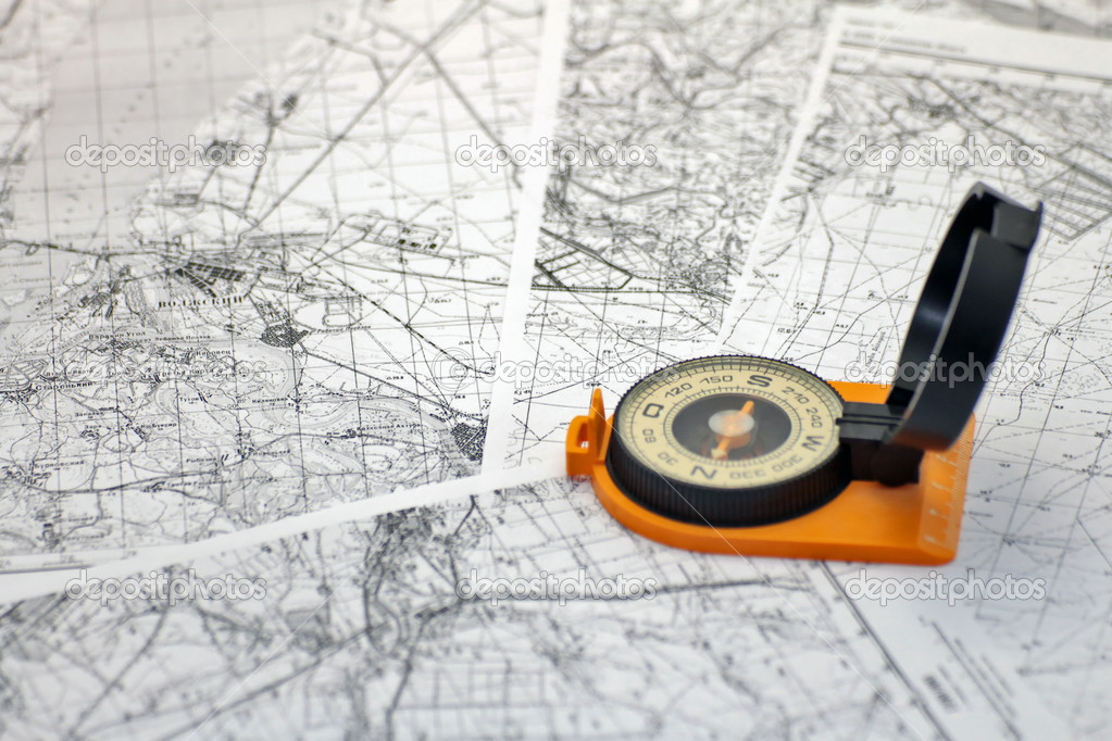 brújula en los mapas de fondo 2023