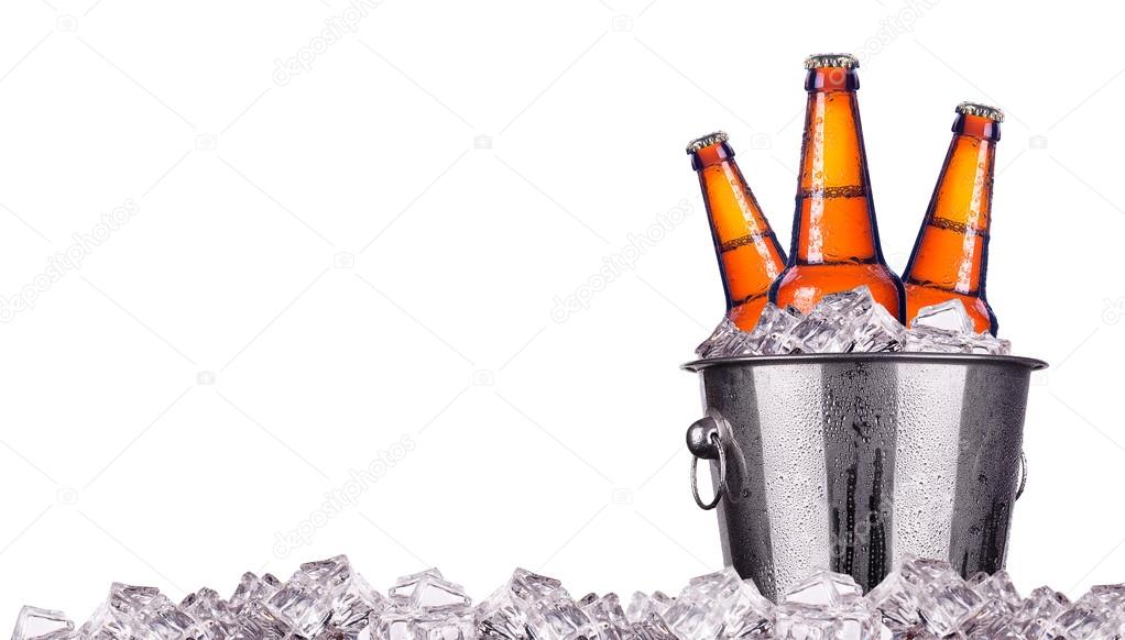 Botellas de cerveza en cubo de hielo aislado 2024