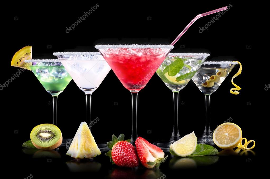 Set de cócteles de alcohol con frutas de verano 2023
