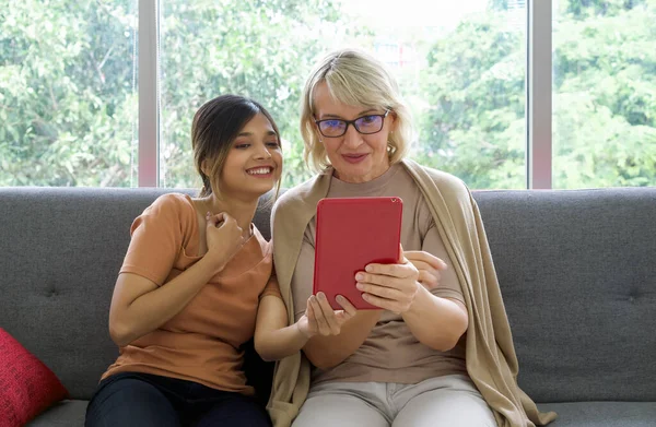 Hija asi tica tomar una selfie con su madre cauc sica adoptada a trav s de una tableta de ...