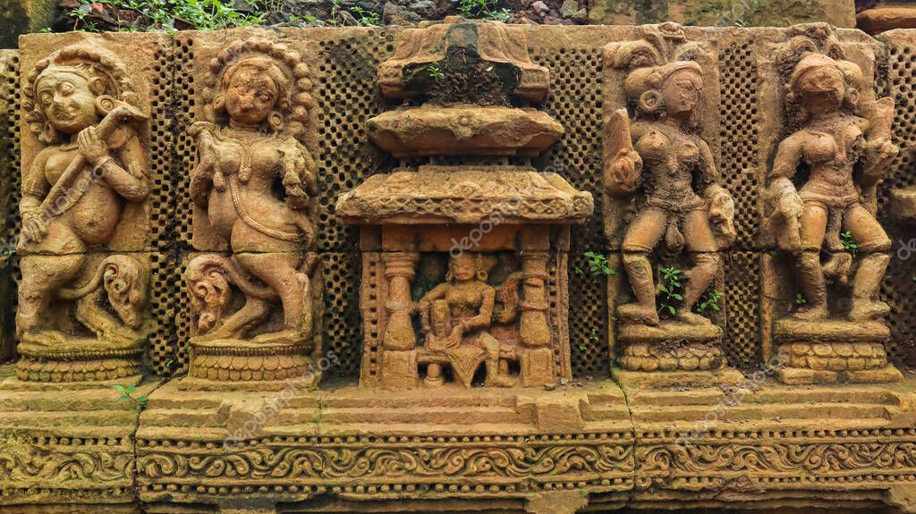 Pared del templo de Sukasari construida en piedra arenisca con tallas ...