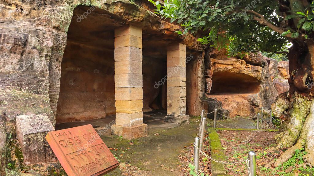 Cueva 6: Panasa Gumpha, Cuevas Udaygiri, Bhubaneswar, Odisha, India ...