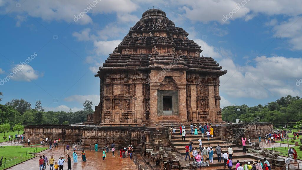 Fachada de la Jagamohana del Templo del Sol del siglo XIII. Atribuido ...