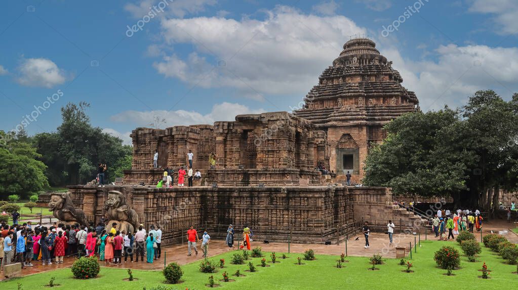 Fachada de la Jagamohana del Templo del Sol del siglo XIII. Atribuido ...