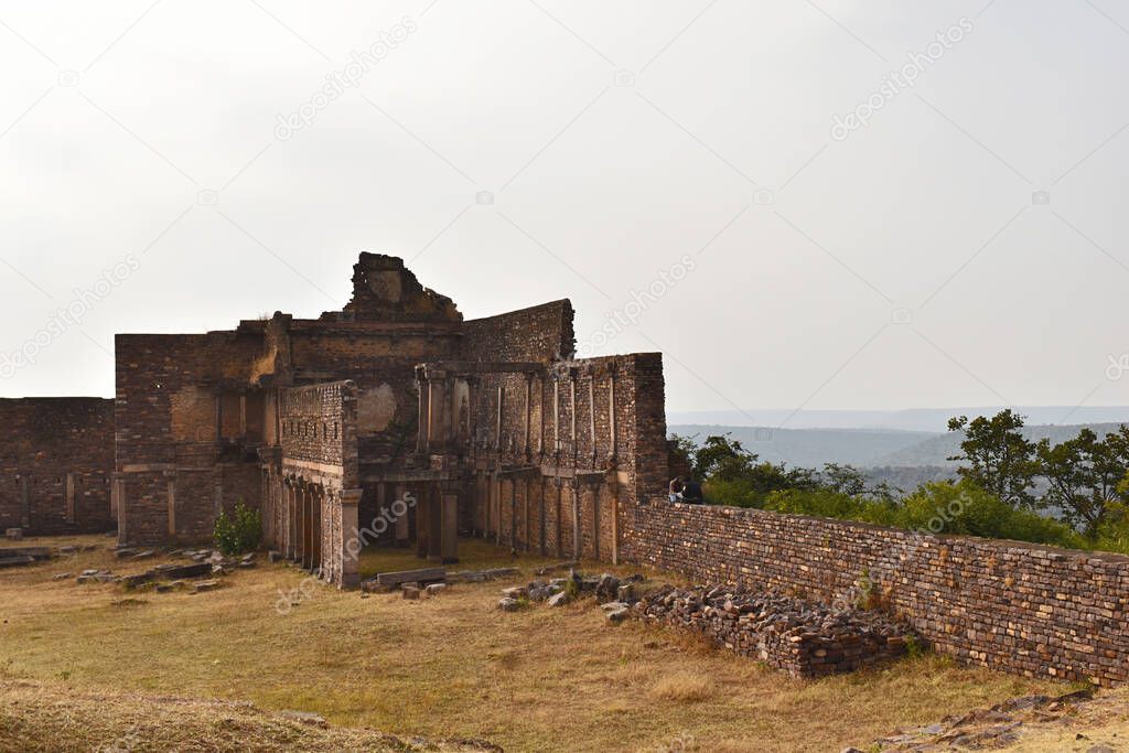 Edificio de principios del período medieval frente a Badal Mahal, Este ...