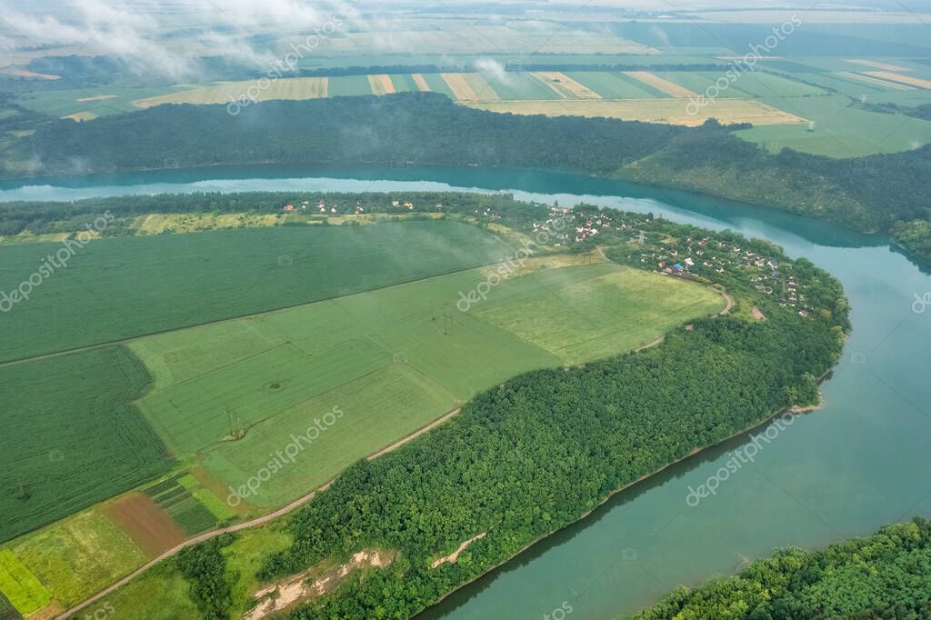 Vista aérea de una bahía de Bakota, ubicada sobre el pueblo inundado de ...