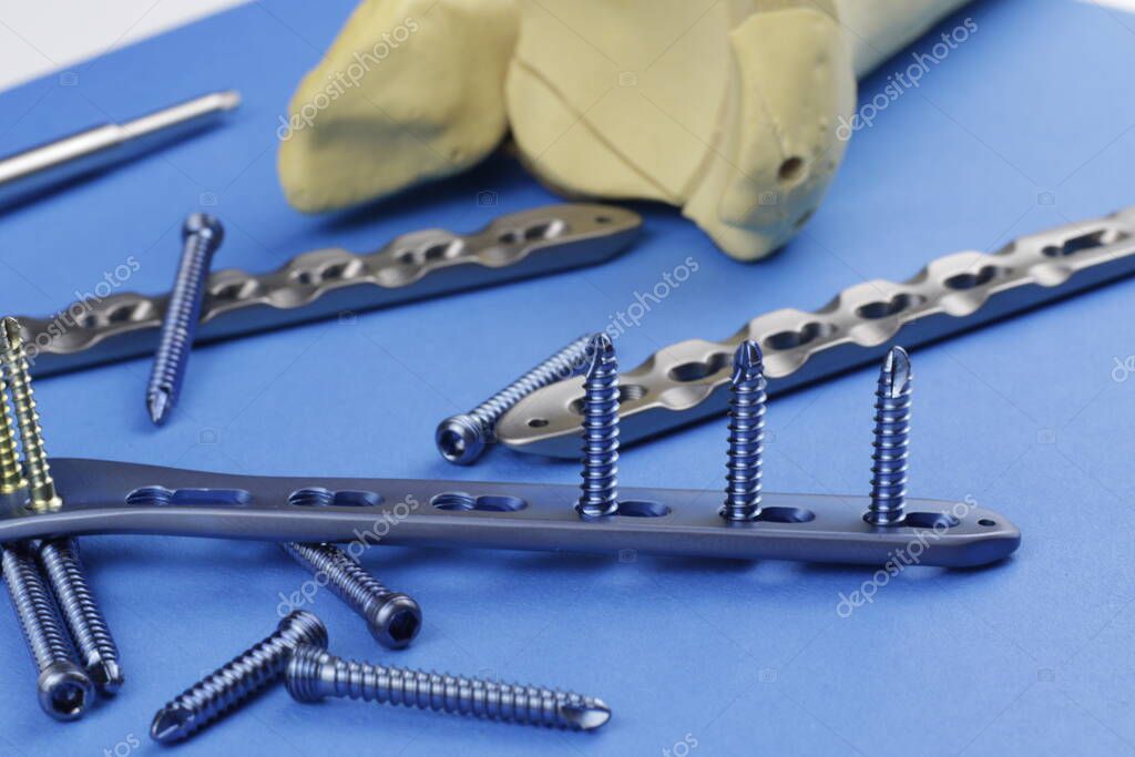 Placa quirúrgica para osteosíntesis en caso de fracturas óseas 2022