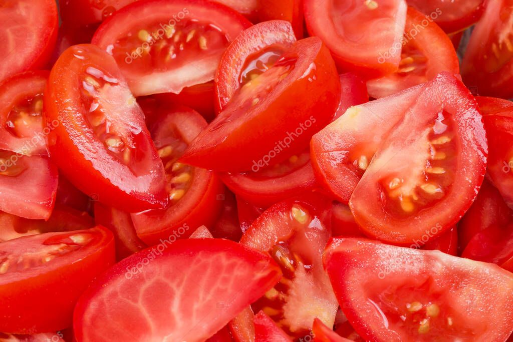 Rebanadas de los tomates rojos frescos cortados para la preparación de ...