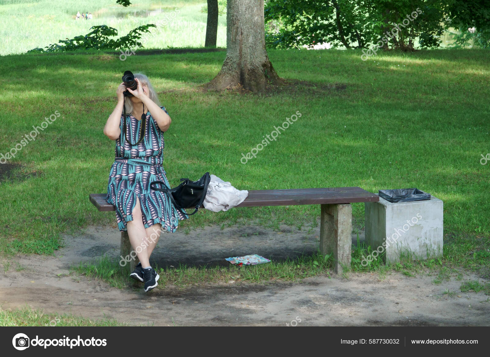 Lady Photo Camera Bench Park Looks Looking Scene Photo Photography ...