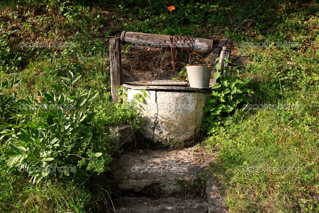 Pozo de agua antiguo. paisaje rural — Fotos de Stock © chrupka #27270055