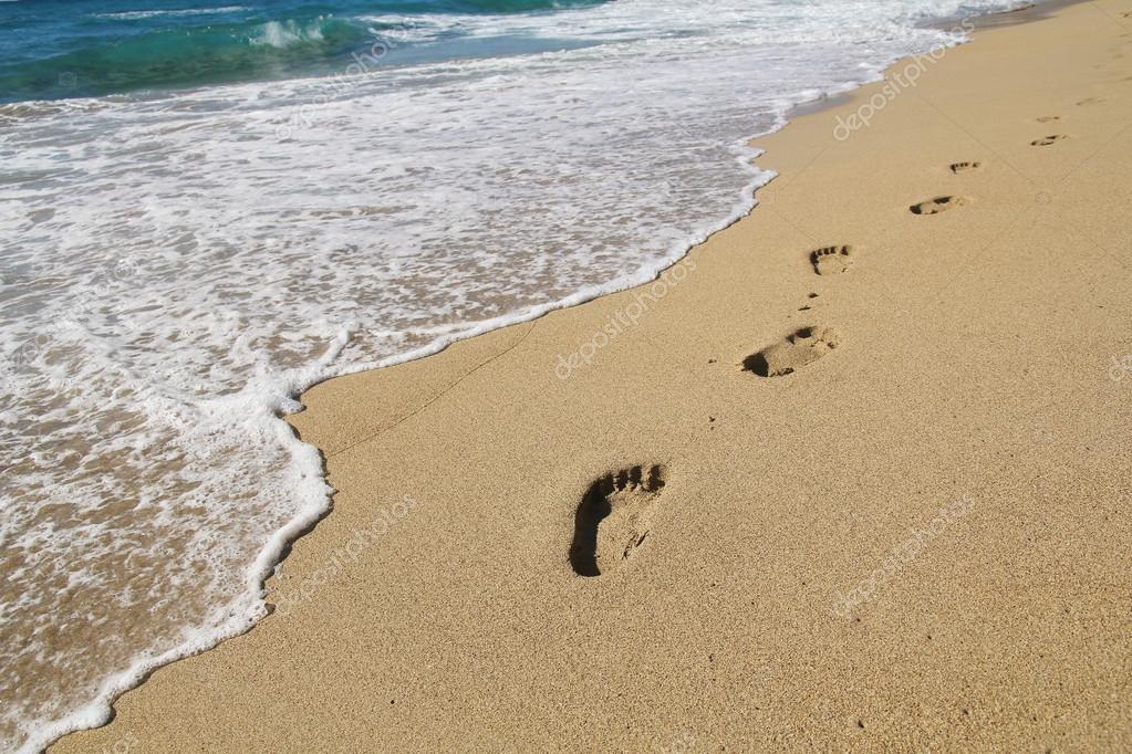 Footsteps on a beach Stock Photo by ©chrupka 31936707