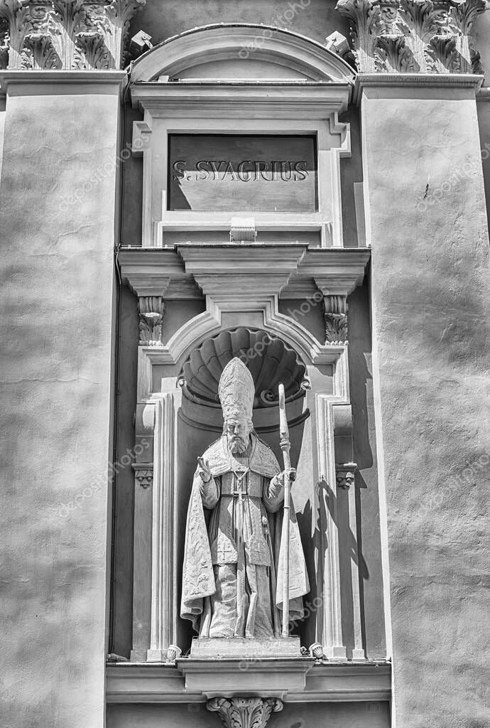 Estatua de San Syagrius en la fachada de la catedral barroca de Santa ...