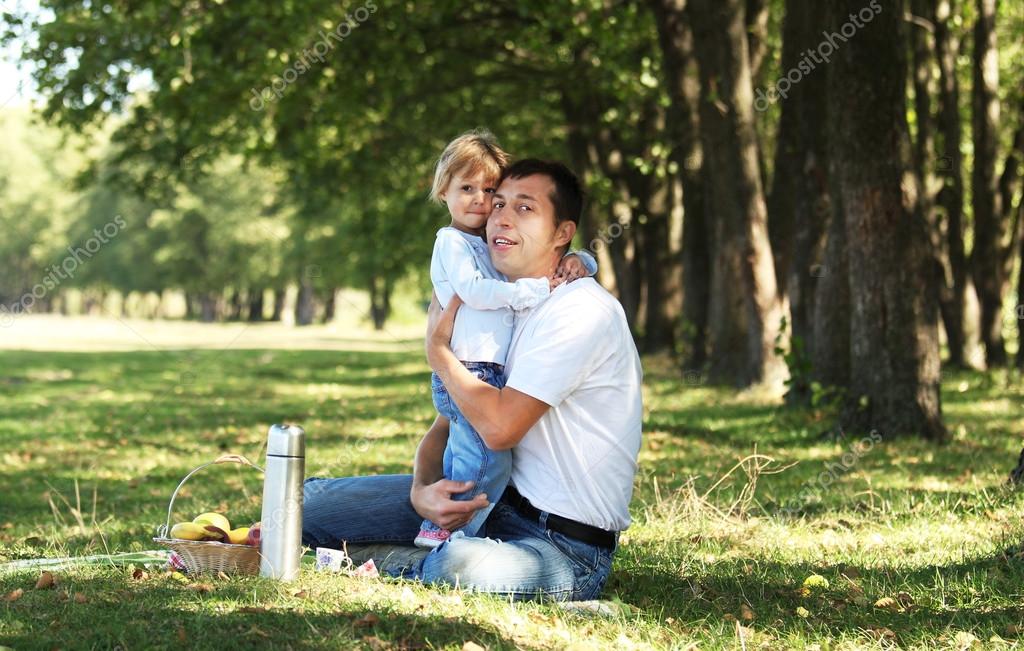 Padre con su hija en el picnic: fotografía de stock © Kostia777 #18005731 | Depositphotos