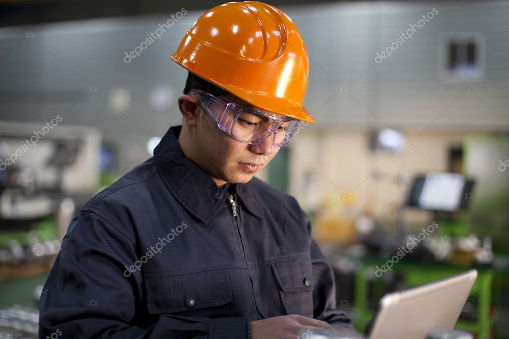 Técnico en el trabajo en fábrica 2024