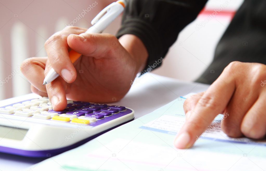 Manos de mujer con una calculadora y un bolígrafo — Foto de stock ...