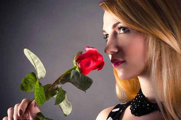 Mujer con rosas fotos de stock, imágenes de Mujer con rosas sin ...