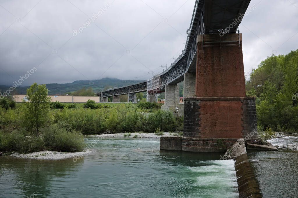 Puente ferroviario sobre el río Taro en Borgo Val di Taro, provincia de ...