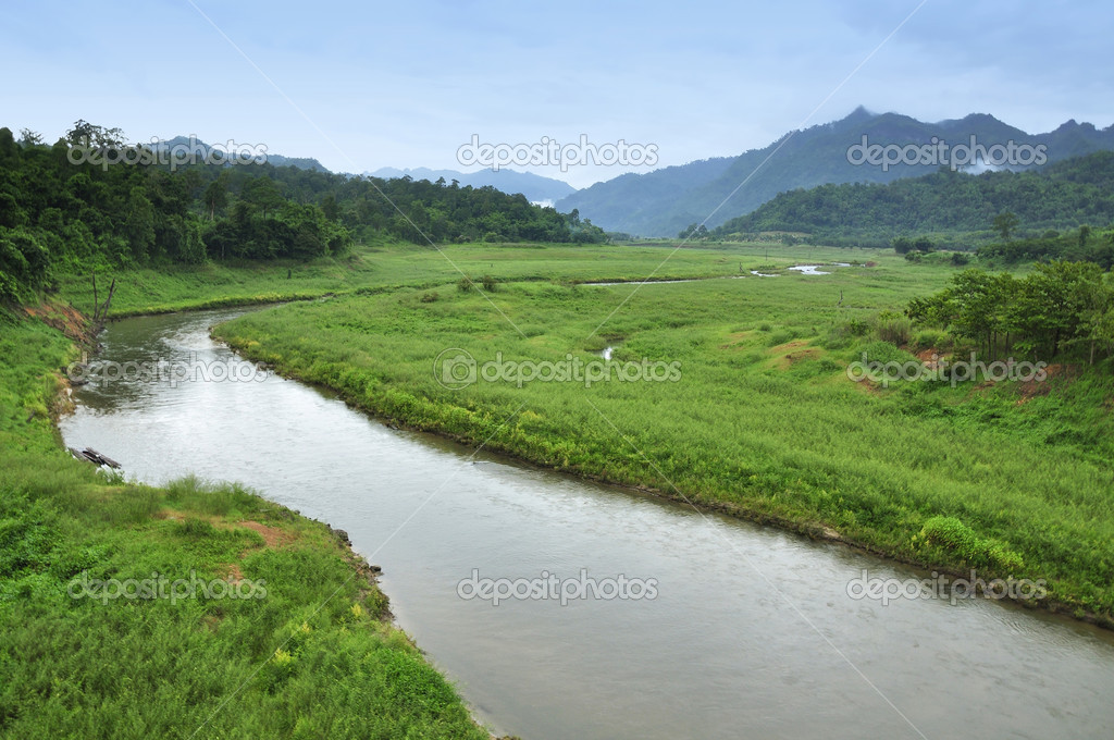 Paisaje con río y campo verde — Foto de Stock #18018731 — Depositphotos