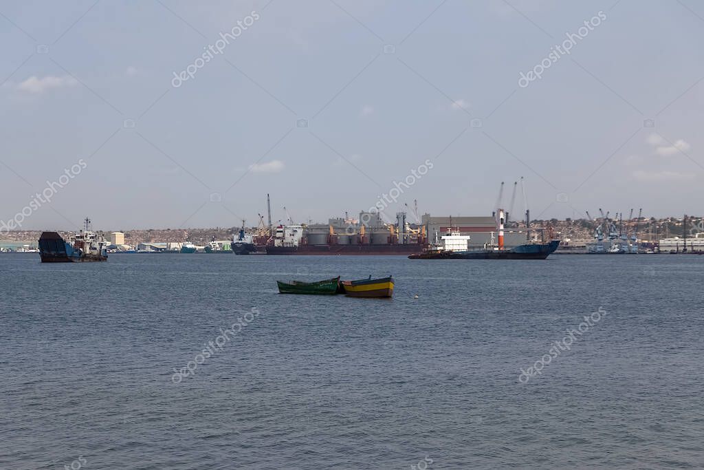 Luanda Angola - 10 13 2021: Vista de un barco pesquero, petrolero y ...