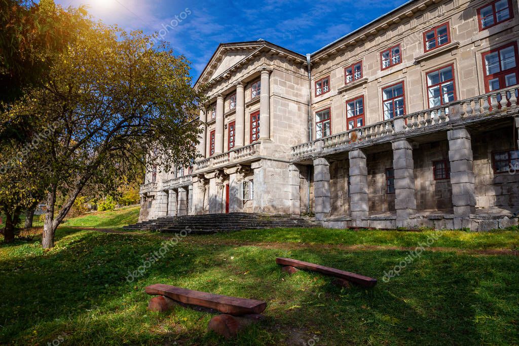 Hermoso palacio de los Orlovsky en el pueblo de Maliyivtsi en el día de ...