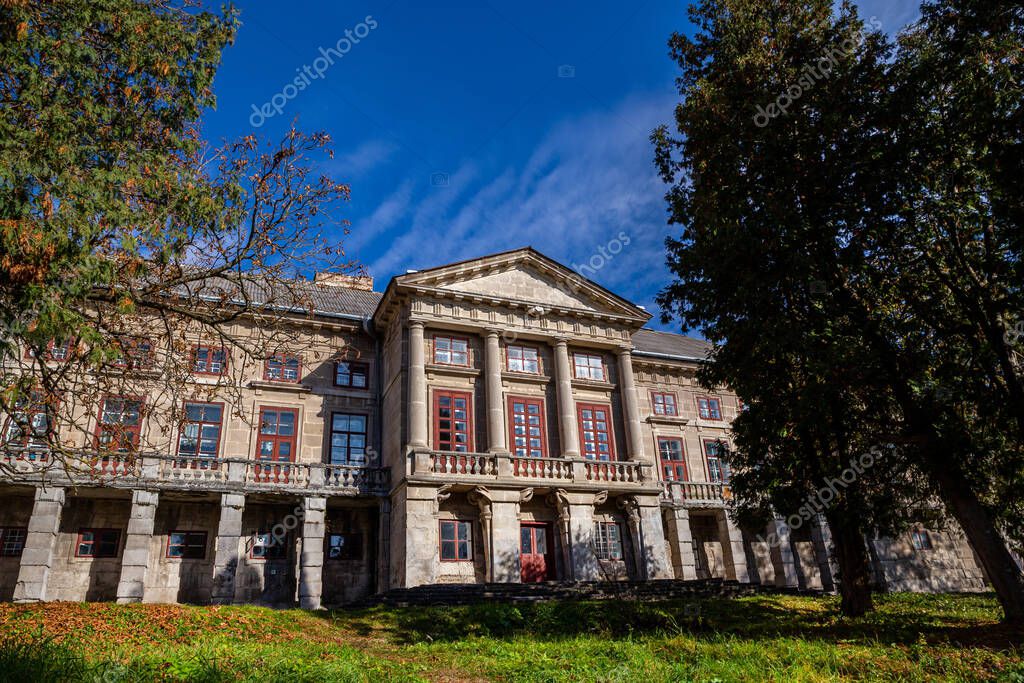 Hermoso palacio de los Orlovsky en el pueblo de Maliyivtsi en el día de ...