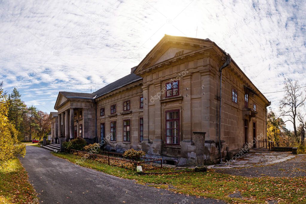 Hermoso palacio de los Orlovsky en el pueblo de Maliyivtsi en el día de ...