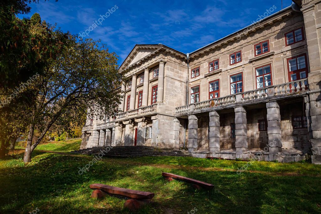 Hermoso palacio de los Orlovsky en el pueblo de Maliyivtsi en el día de ...