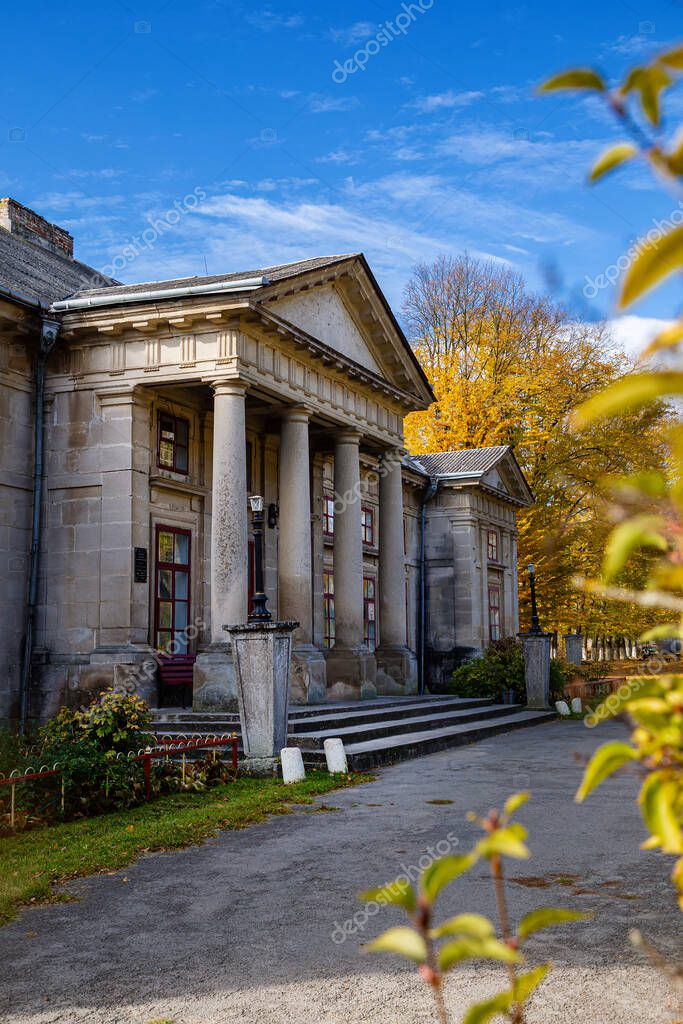 Hermoso palacio de los Orlovsky en el pueblo de Maliyivtsi en el día de ...