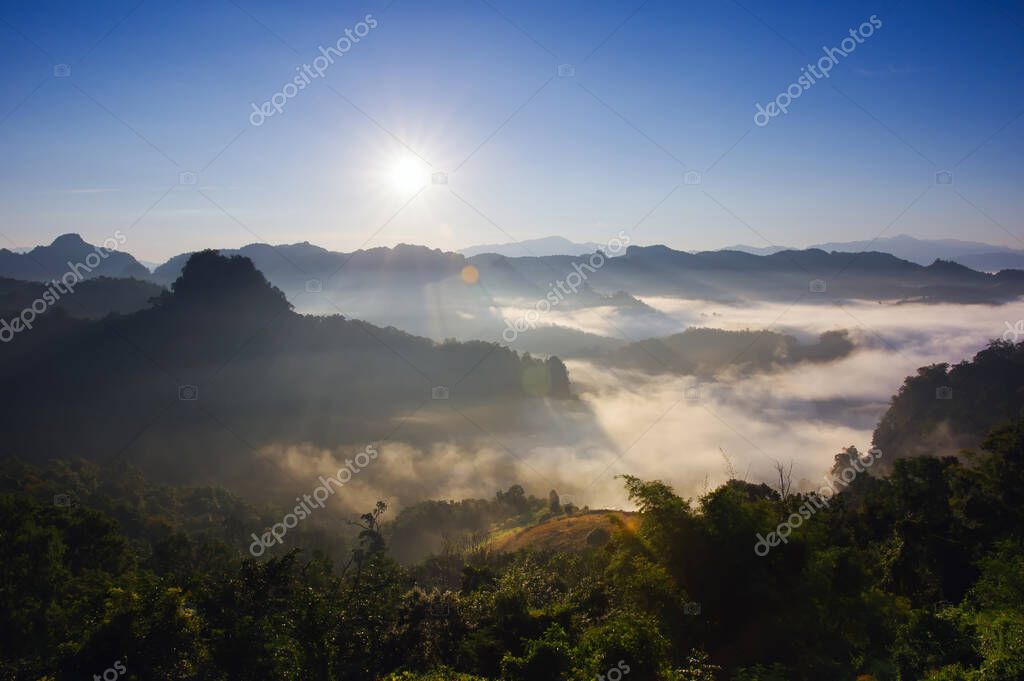 Hermoso paisaje vista aérea rayo de sol con niebla en la mañana, Baan ...