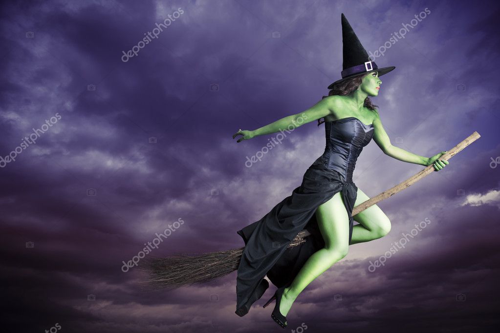 Bruja de Halloween volando en escoba — Foto de stock © fergregory #13447560