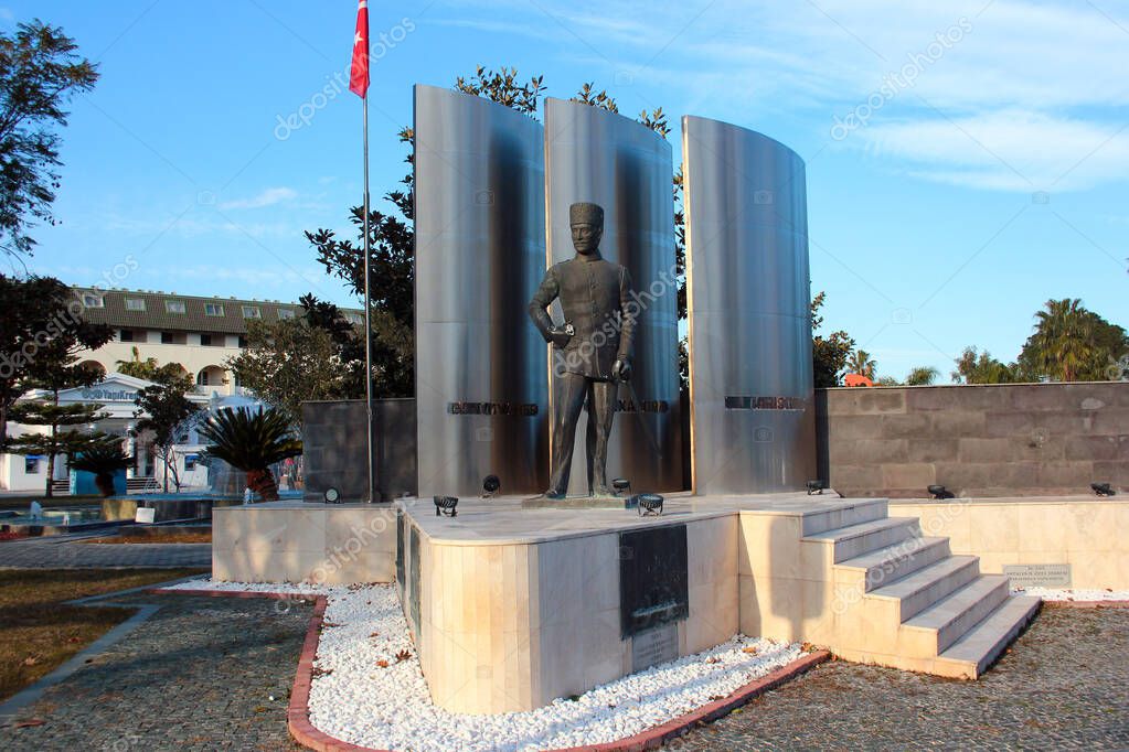 Kemer, Turquía - 6 de febrero de 2022: Monumento a Mustafa Ertugrul ...