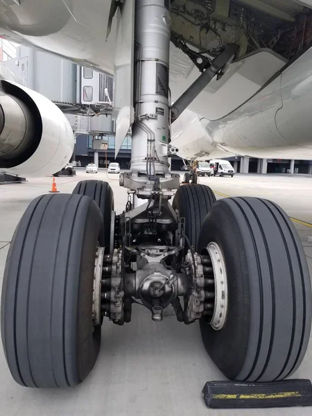 Boeing 737 landing gear Stock Photos, Royalty Free Boeing 737 landing ...