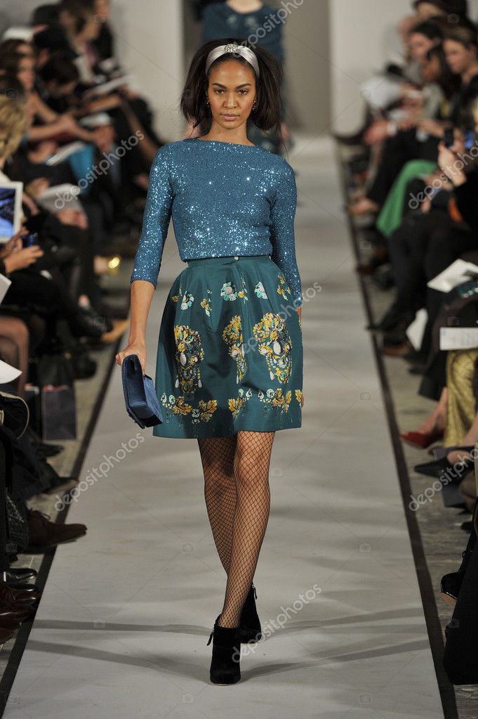 NEW YORK - FEBRUARY 14: A Model walks runway for Oscar De la Renta Fall ...