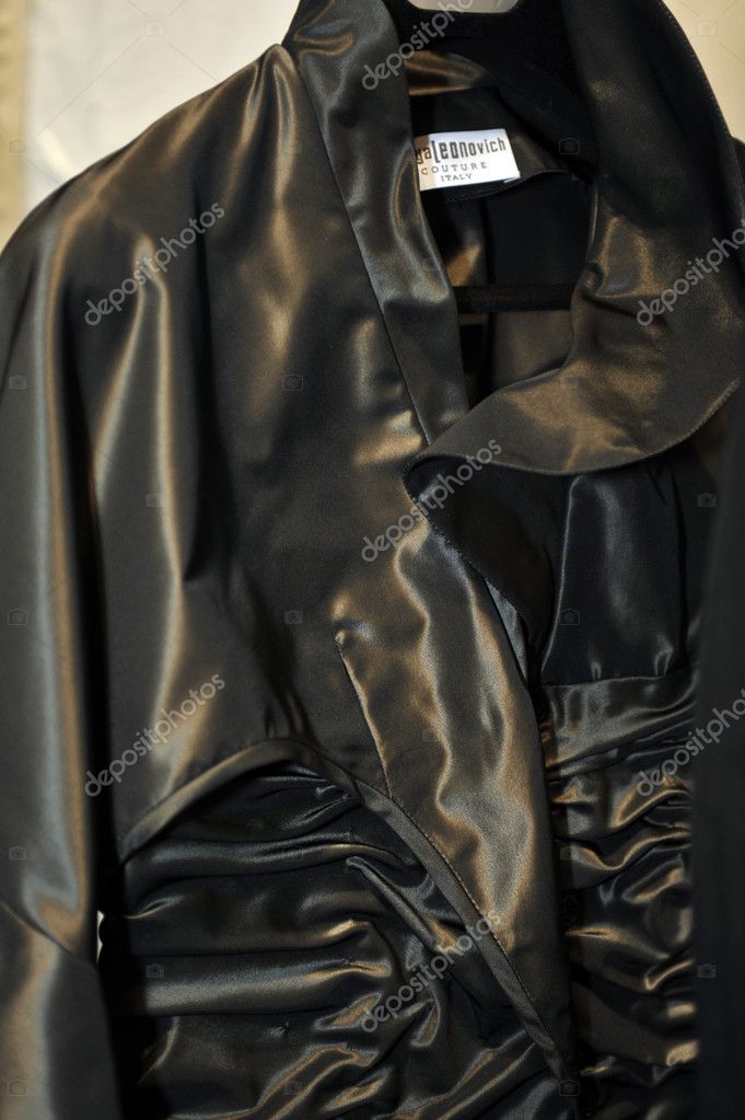 NUEVA YORK, NY - 08 DE SEPTIEMBRE: Una vista de cerca de los vestidos y telas entre bastidores ...