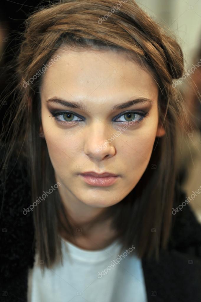 NUEVA YORK, NY - 08 DE SEPTIEMBRE: Una modelo se prepara entre bastidores en el show de Katya ...