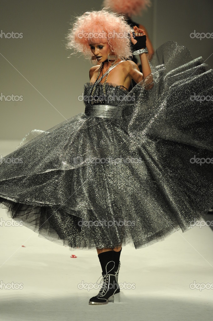 Elena Kurnosova at Betsey Johnson fashion show — Stock Editorial Photo ...