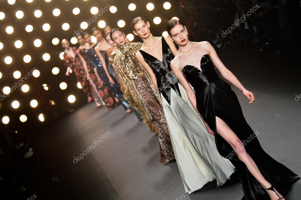 Modelo pasarela pasarela en Naeem Khan Collection 2022