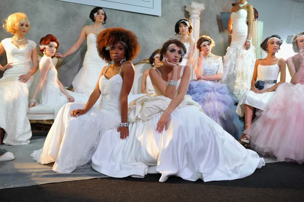 Modelos com vestidos Stock Photos, Royalty Free Modelos com vestidos ...