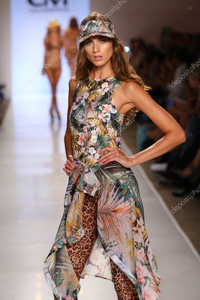 Model walks at Cia Maritima collection at Cabana Grande — Stock ...