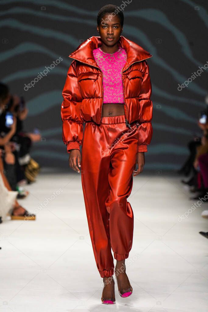 MILÁN, ITALIA - 24 DE FEBRERO: Una modelo camina por la pasarela en el ...