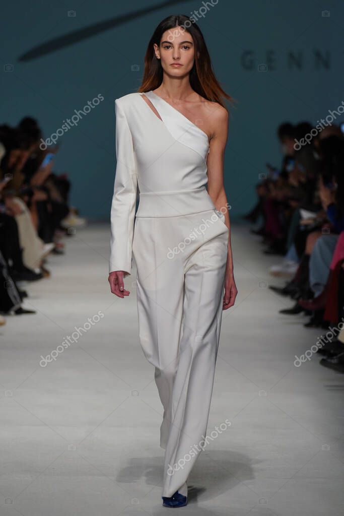 MILÁN, ITALIA - 24 DE FEBRERO: Una modelo camina por la pasarela en el ...