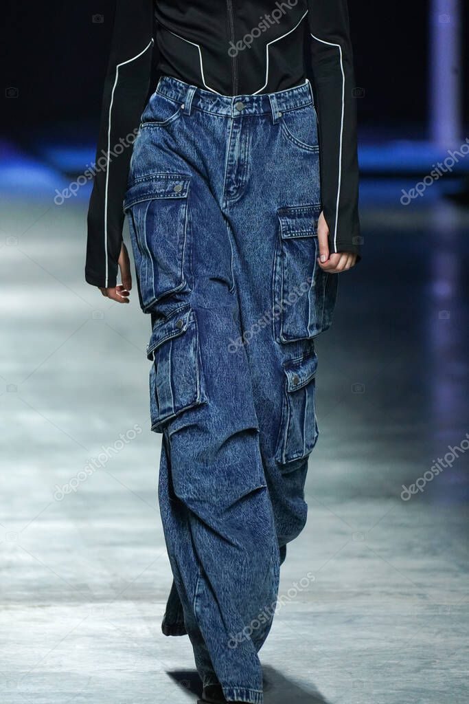 MILÁN, ITALIA - 24 DE FEBRERO: Una modelo camina por la pasarela en el ...