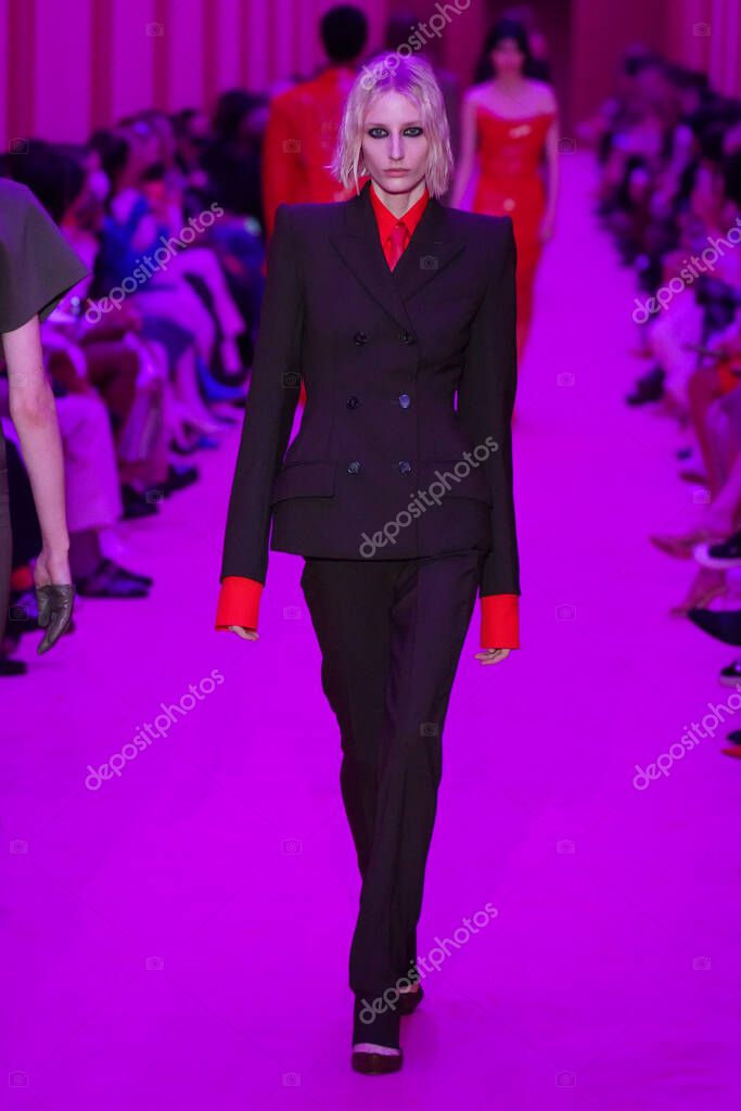 MILÁN, ITALIA - 25 DE FEBRERO: Una modelo camina por la pasarela en el ...