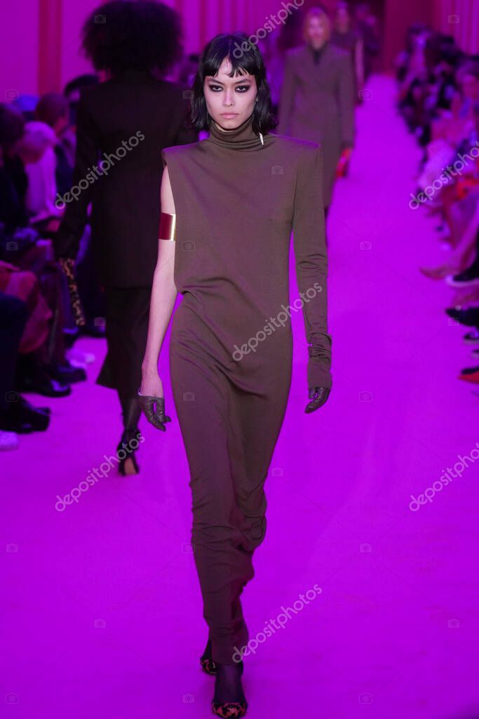 MILÁN, ITALIA - 25 DE FEBRERO: Una modelo camina por la pasarela en el ...